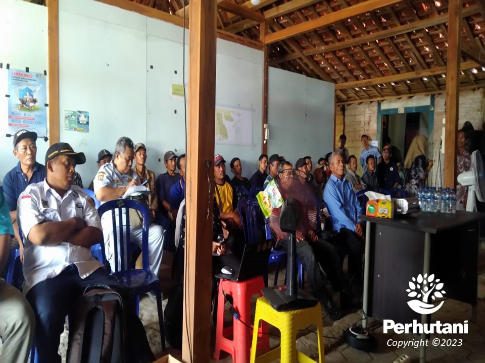 Perhutani dan KLHK Bersinergi Pasang Pal Batas Area Perhutanan Sosial ...